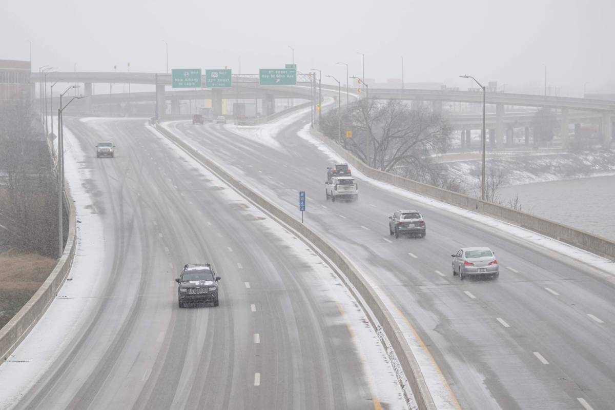 US storm leaves 160,000 without power, forces thousands of flight ...