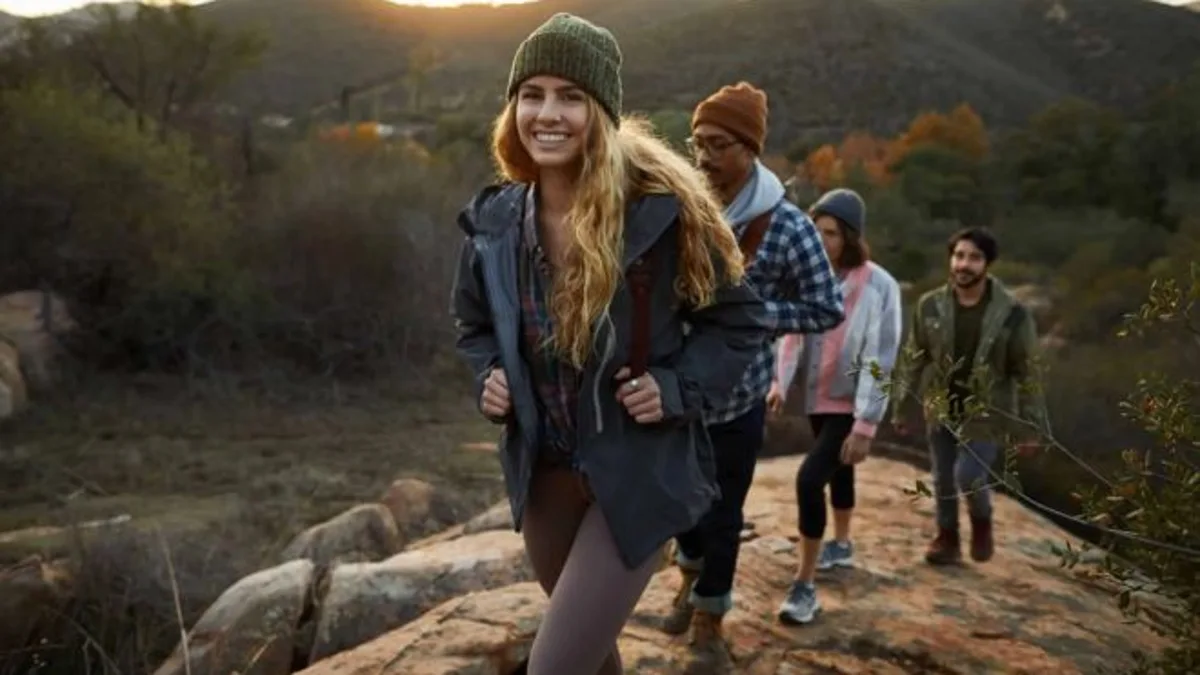 Vestirse para todo el día sin cambiarse: ropa técnica con estilo urbano