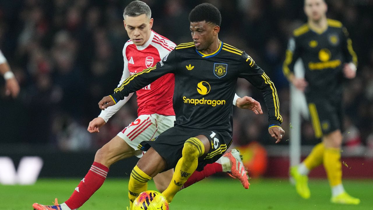 Premier League Roundup: Man United stuns Arsenal, blow title race open