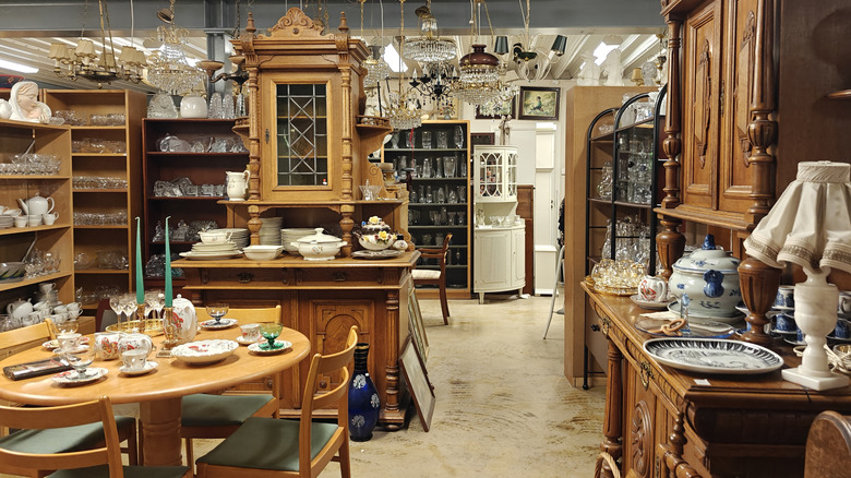 Tired of clutter? This thrift store find organizes & decorates at the ...