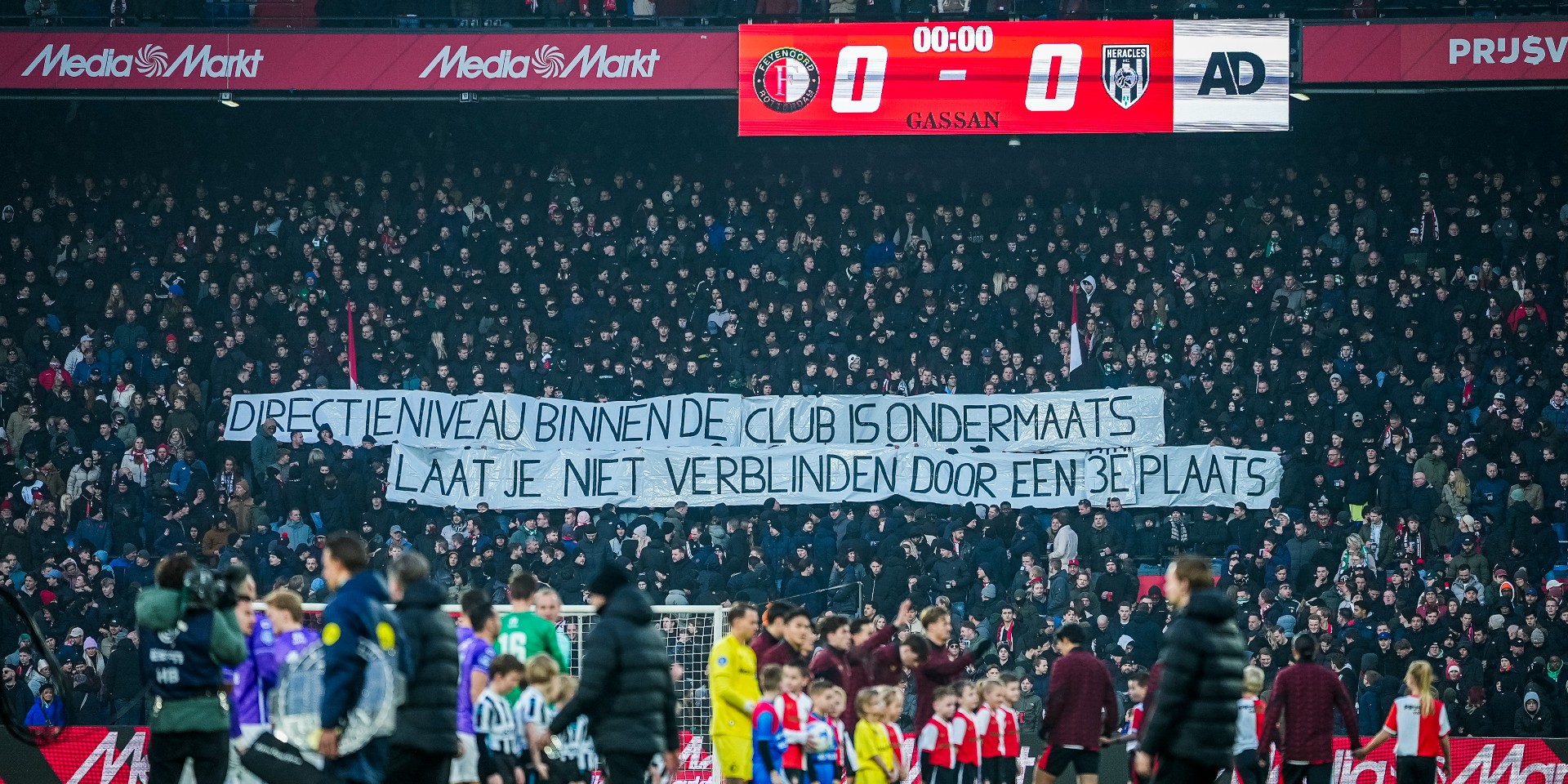Kritiek in De Kuip zwelt verder aan: Feyenoord-fans tonen wéér dodelijk ...