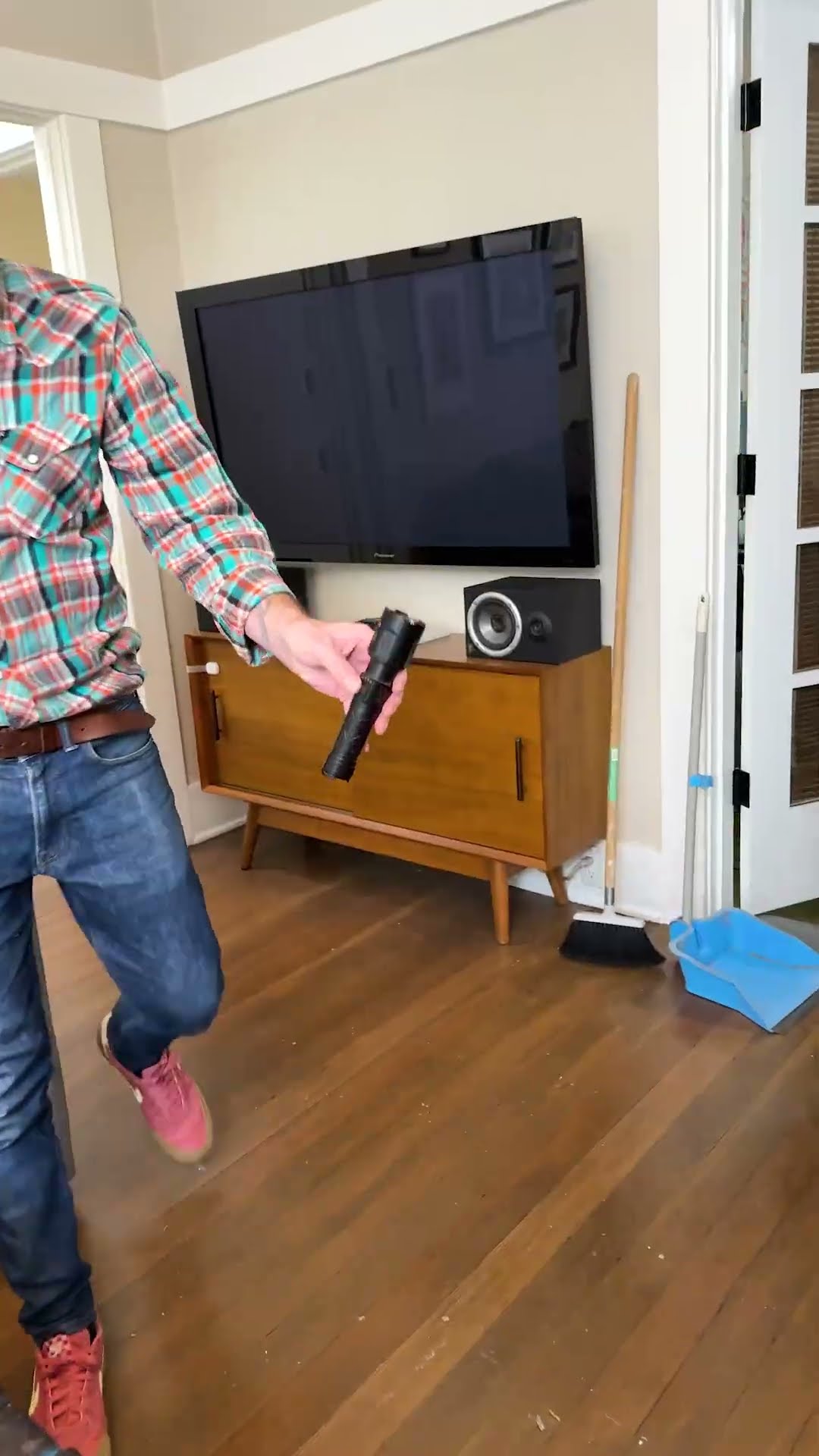 How to find broken glass! 🔦 #glass #mirror #hometips #cleaninghacks