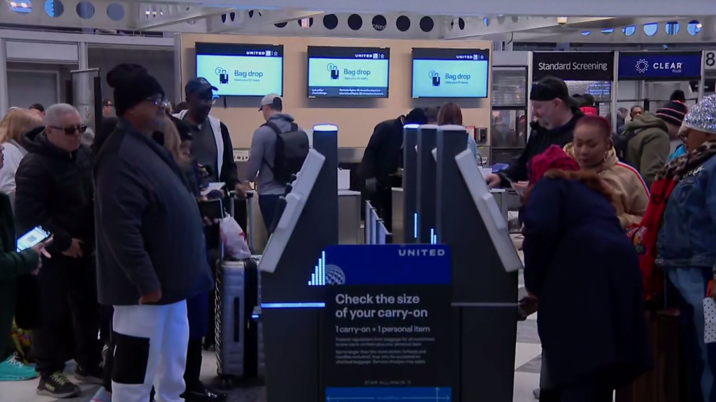 Tracking flight disruptions at Chicago's O'Hare, Midway International ...