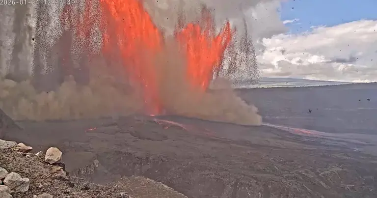 Kőesőt árasztva tört fel két, magasra felcsapó lávaszökőkút Hawaiin