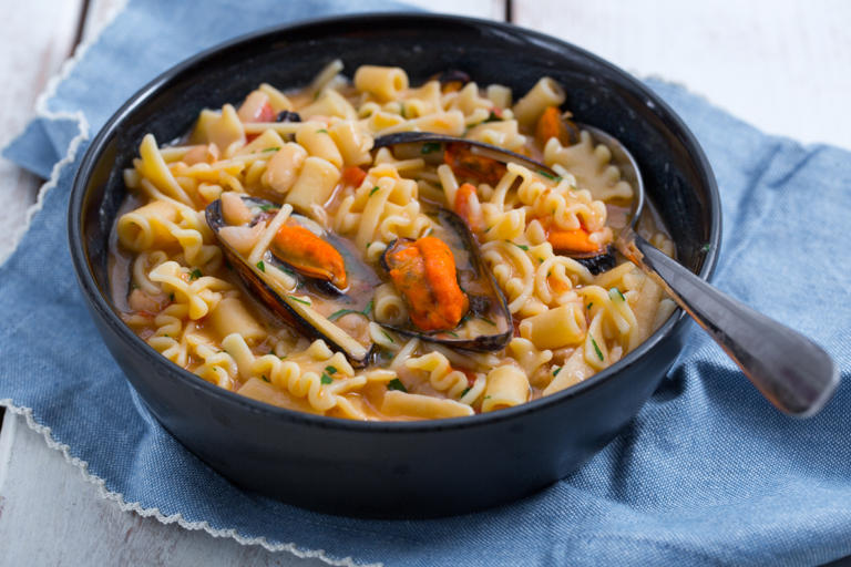 Pasta with beans and mussels