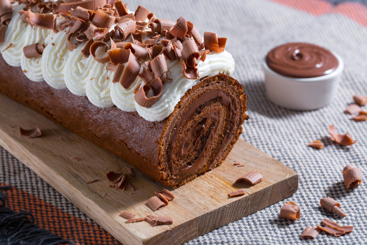 Cocoa roll with whipped cream and Nutella
