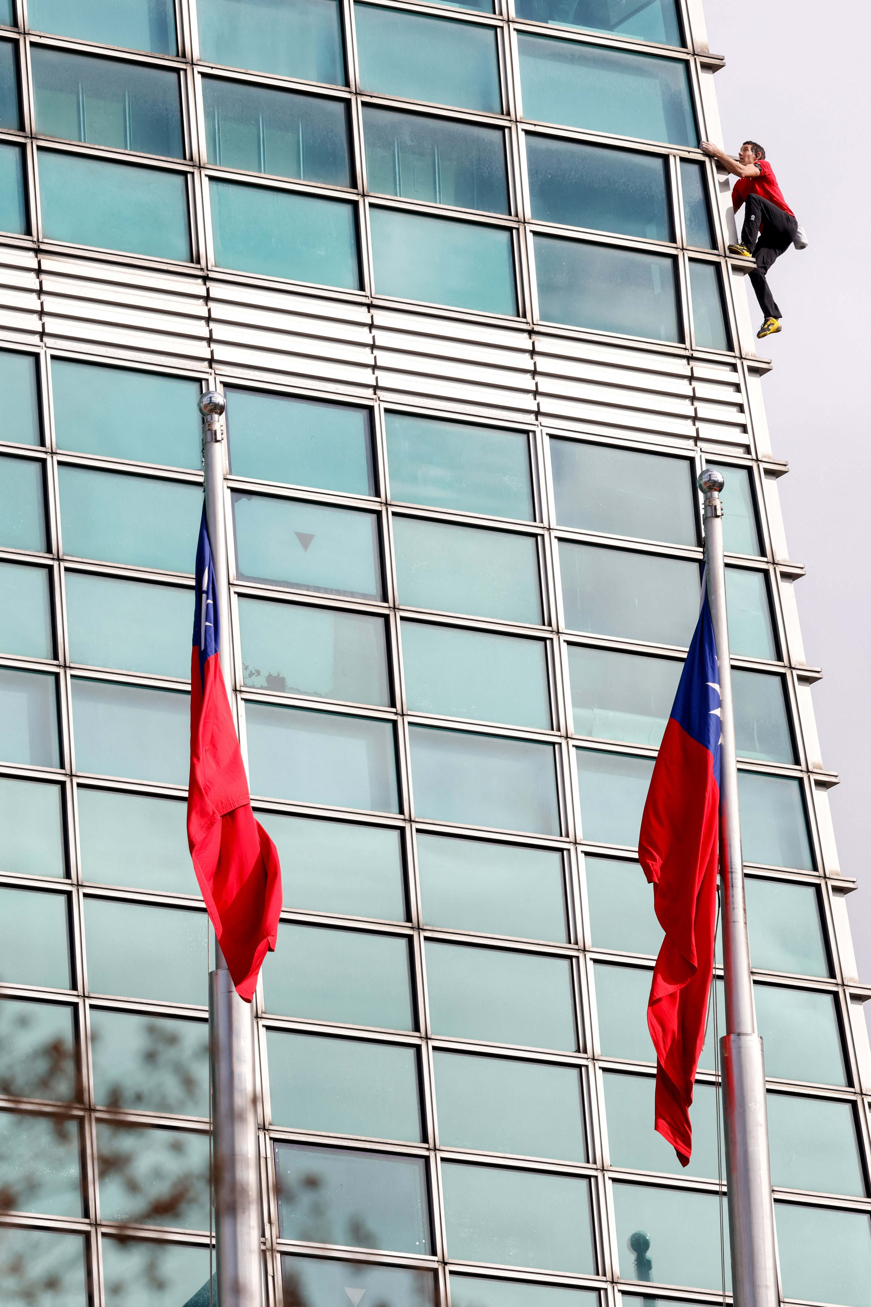 « Juste moi et l’immeuble » : le grimpeur Alex Honnold dompte « Taipei ...