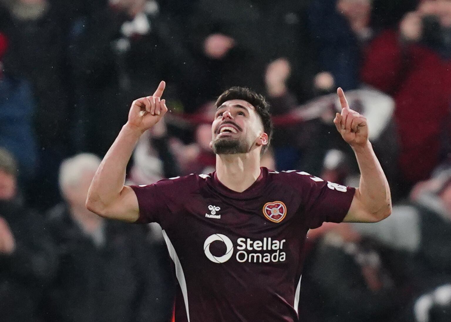 Leaders' Hearts leave it late to take a point against 10-man Celtic