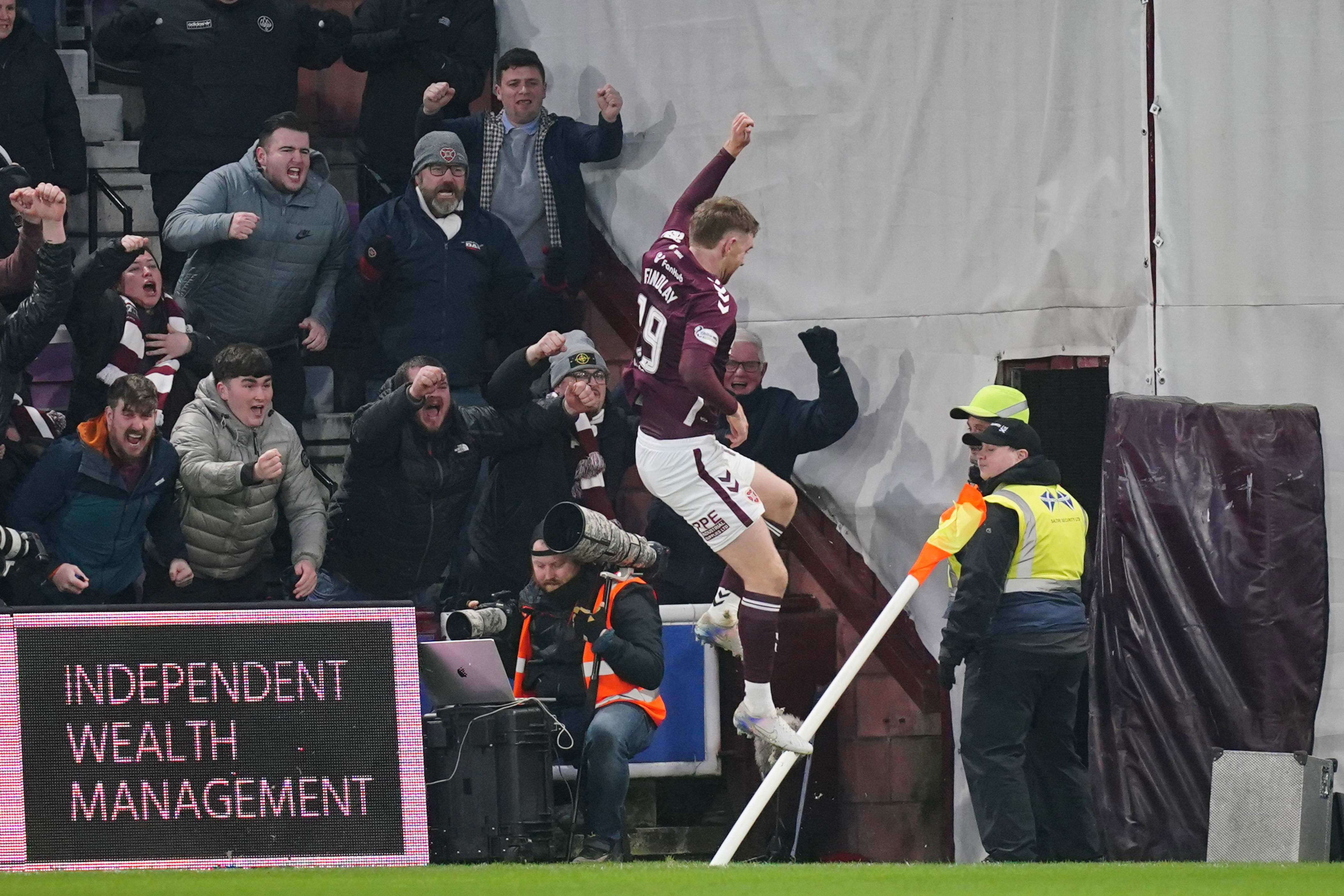 Hearts strike late to draw thrilling title tussle with 10-man Celtic
