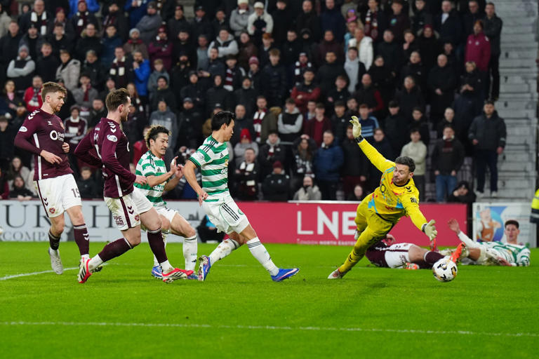 Hearts strike late to level thrilling title tussle with 10-man Celtic