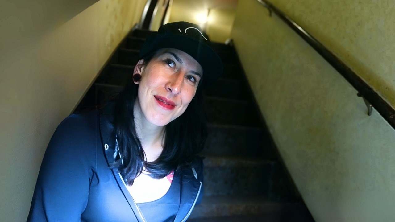 Encontró a su hijo dentro de un cubo en el sótano