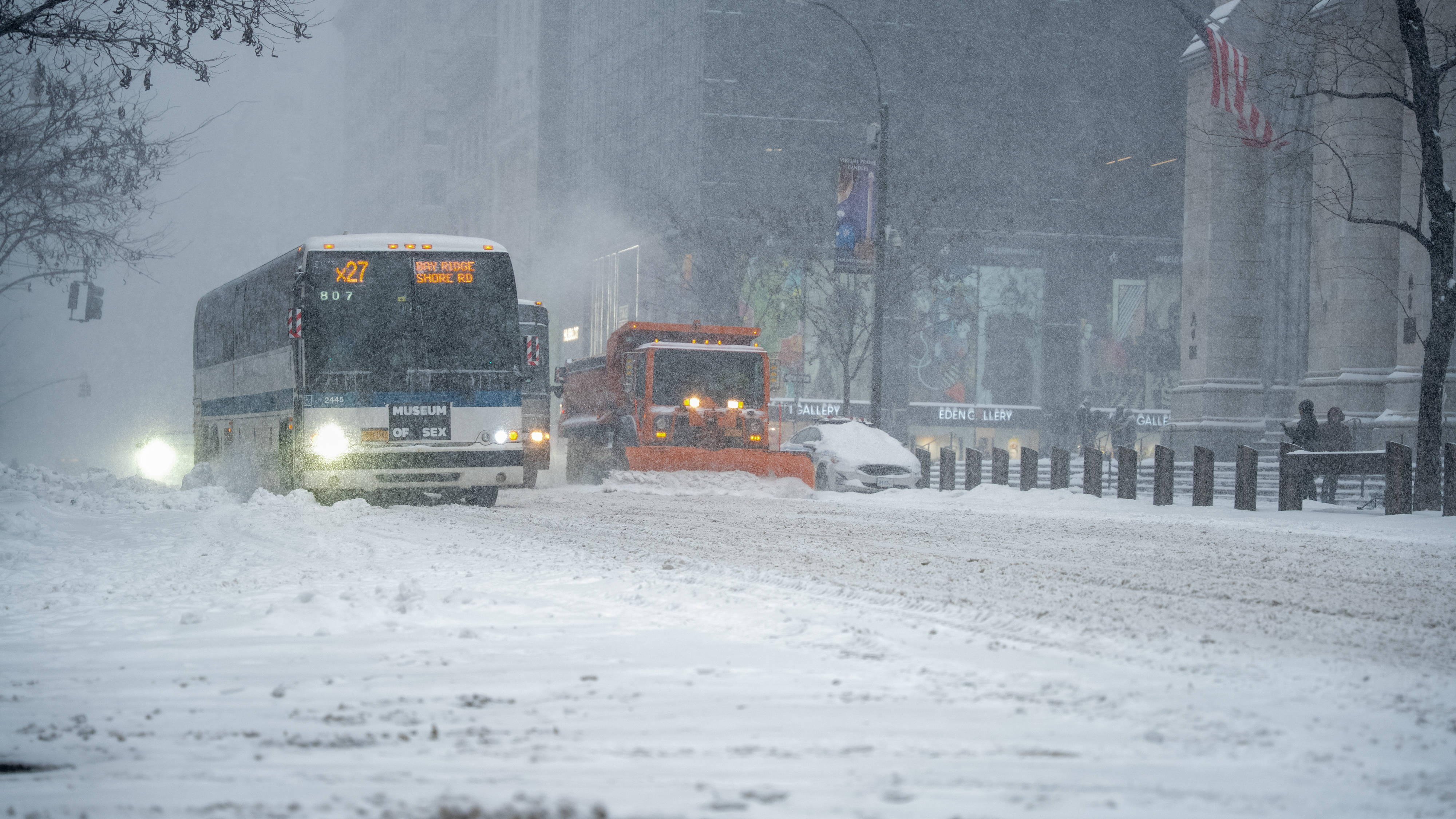 Burza śnieżna sparaliżowała część USA. Niemal 900 tys. gospodarstw bez ...
