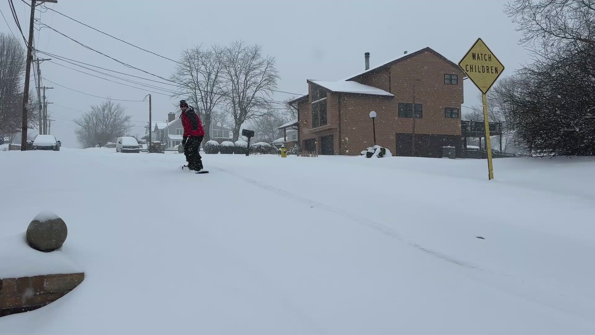 Pittsburgh snowboarder takes to the street during snowstorm