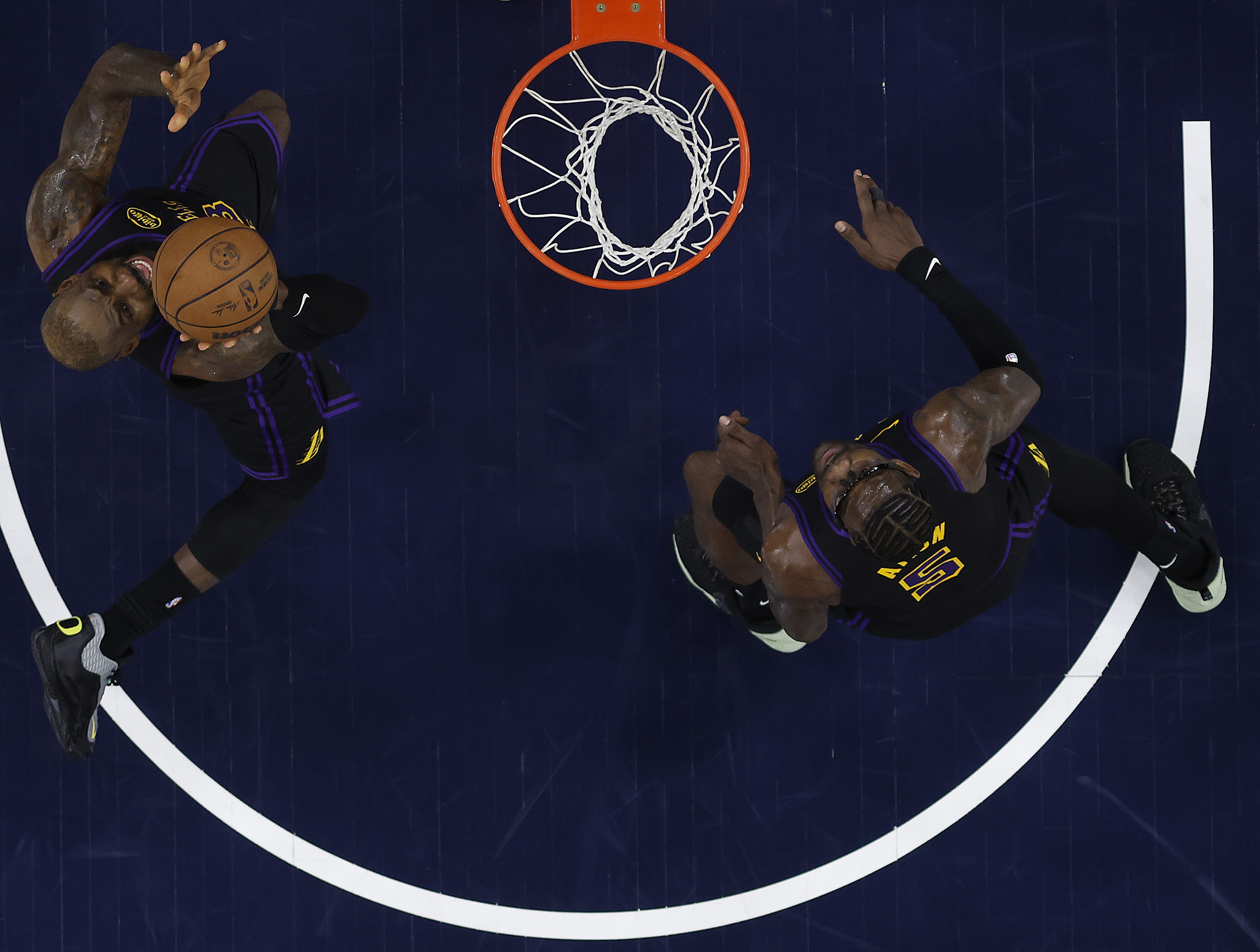 Lakers attempting to fly out of Dallas amid snowstorm, game postponements