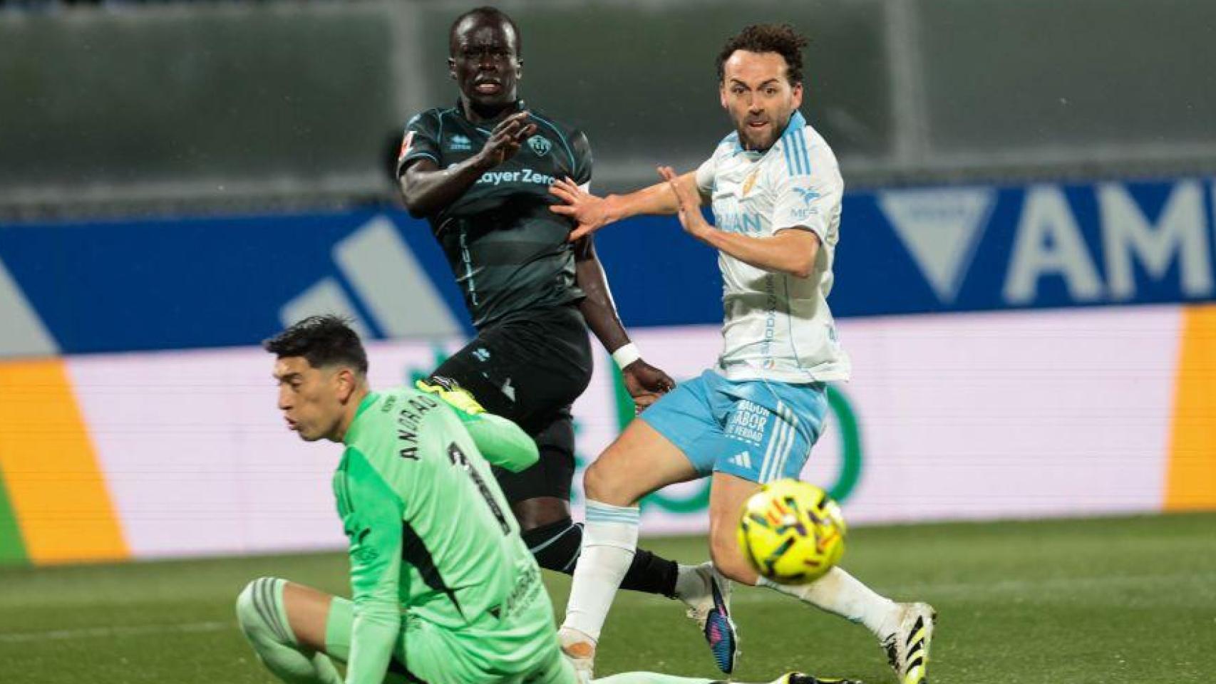 El Real Zaragoza sobrevive ante el Castellón en un mal partido: salva ...