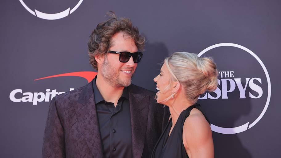 Matthew Stafford's wife Kelly, daughters wear preppy Rams coats for ...