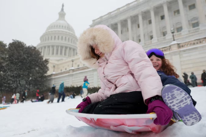 US storm leaves 850,000 without power; 10,000 flights ...