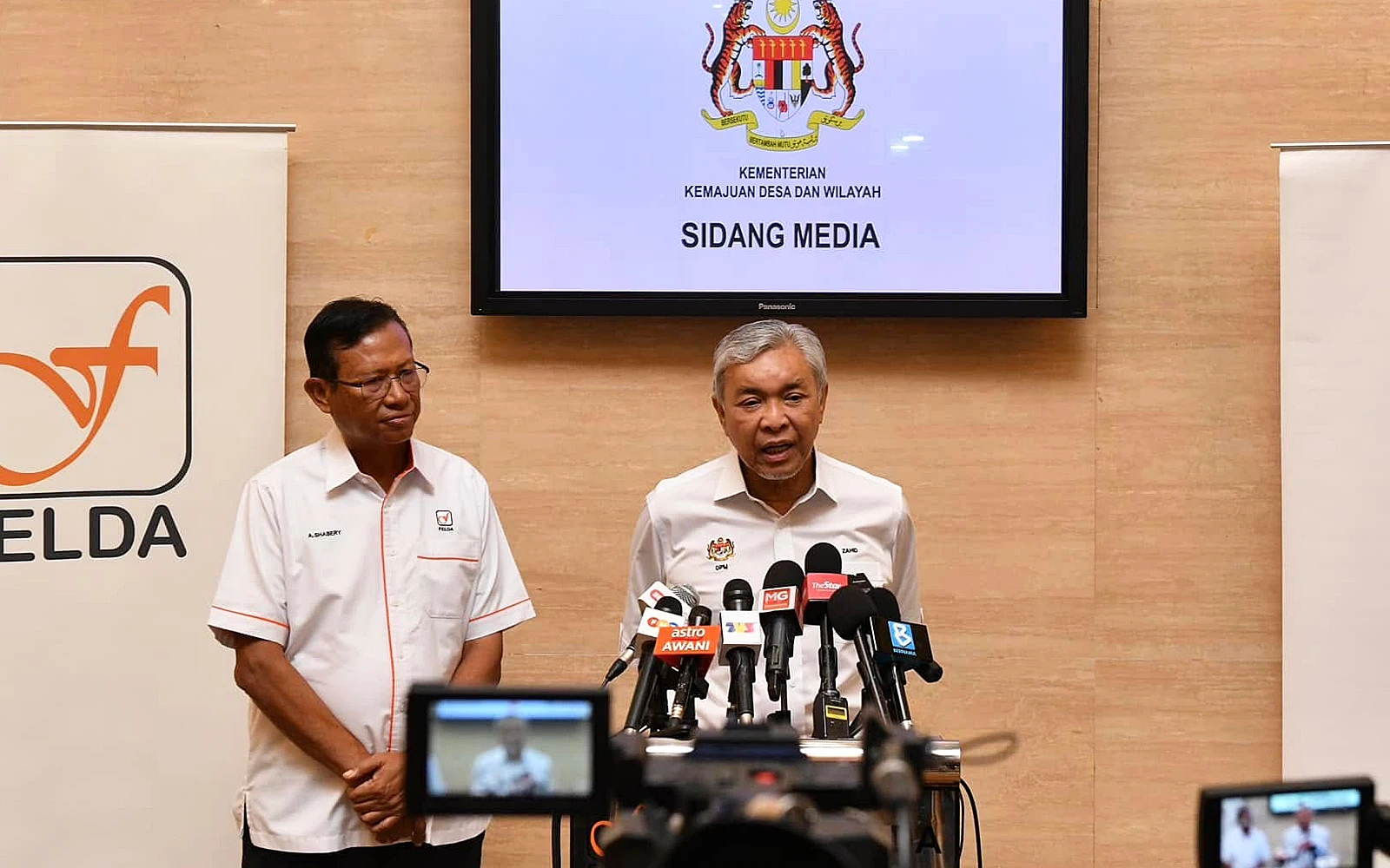 Zahid must deliver fast to win back Felda settlers, says analyst