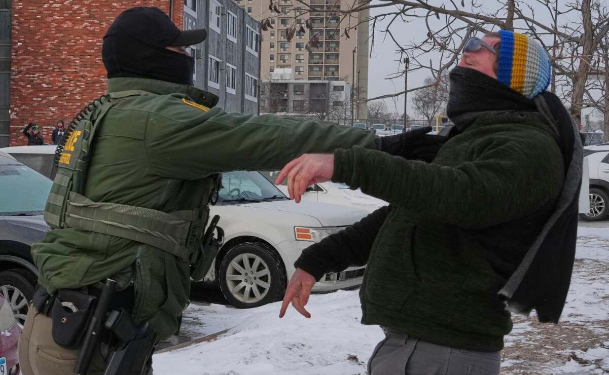 Detienen a agente del ICE acusado de disparar a migrante venezolano en ...