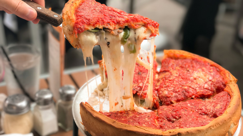 12 restaurants in Chicago for the best deep dish pizza, according to a ...