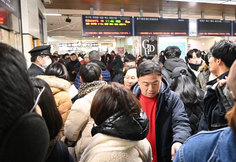 Heavy snow strands 7,000 travelers at Hokkaido's 'landlocked' New ...