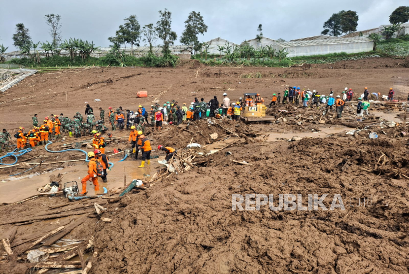 SAR tambah alat berat dan terjunkan anjing pelacak cari korban longsor ...