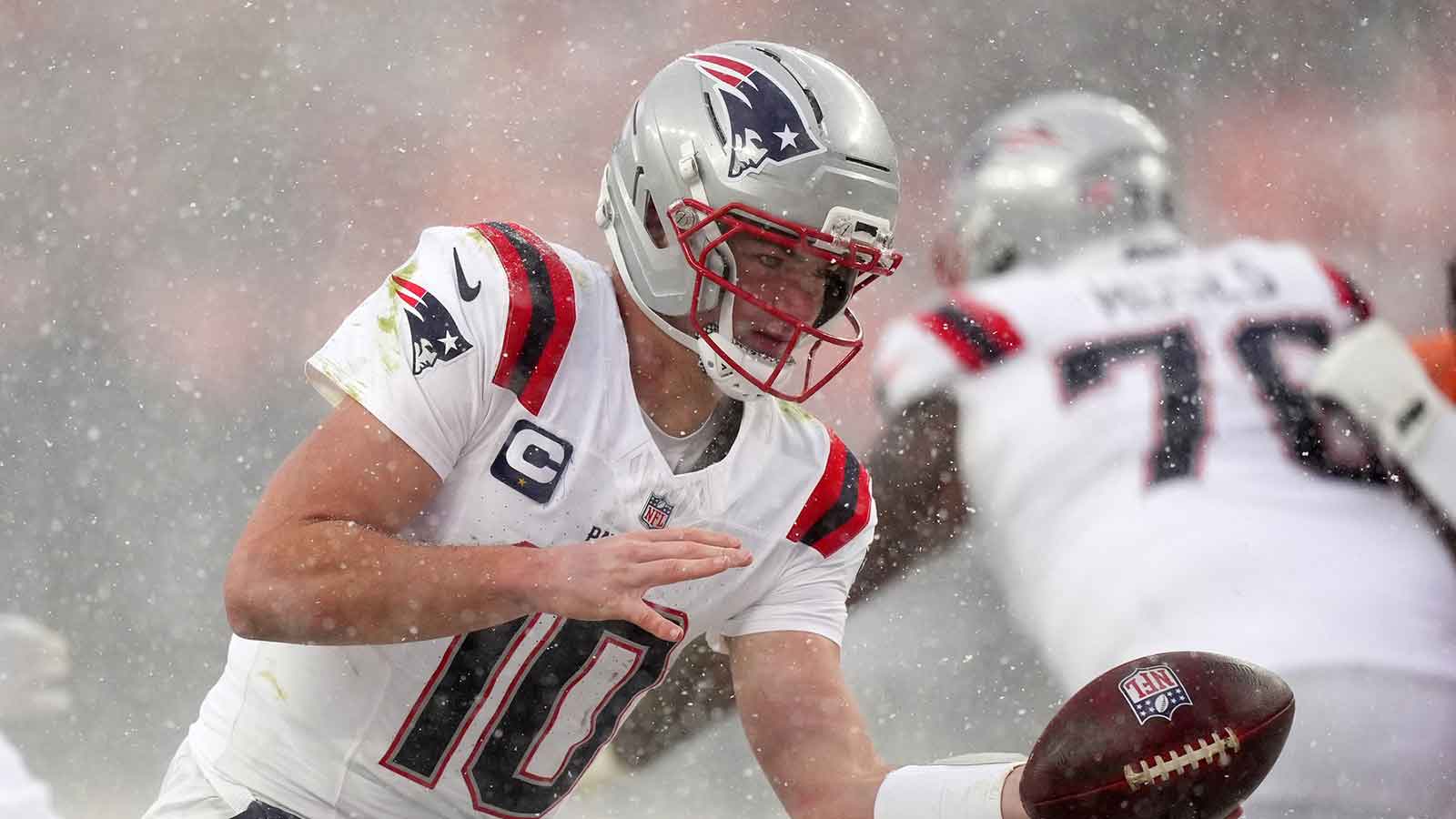 Mike Vrabel’s cryptic Patriots Drake Maye shoulder injury response is ...