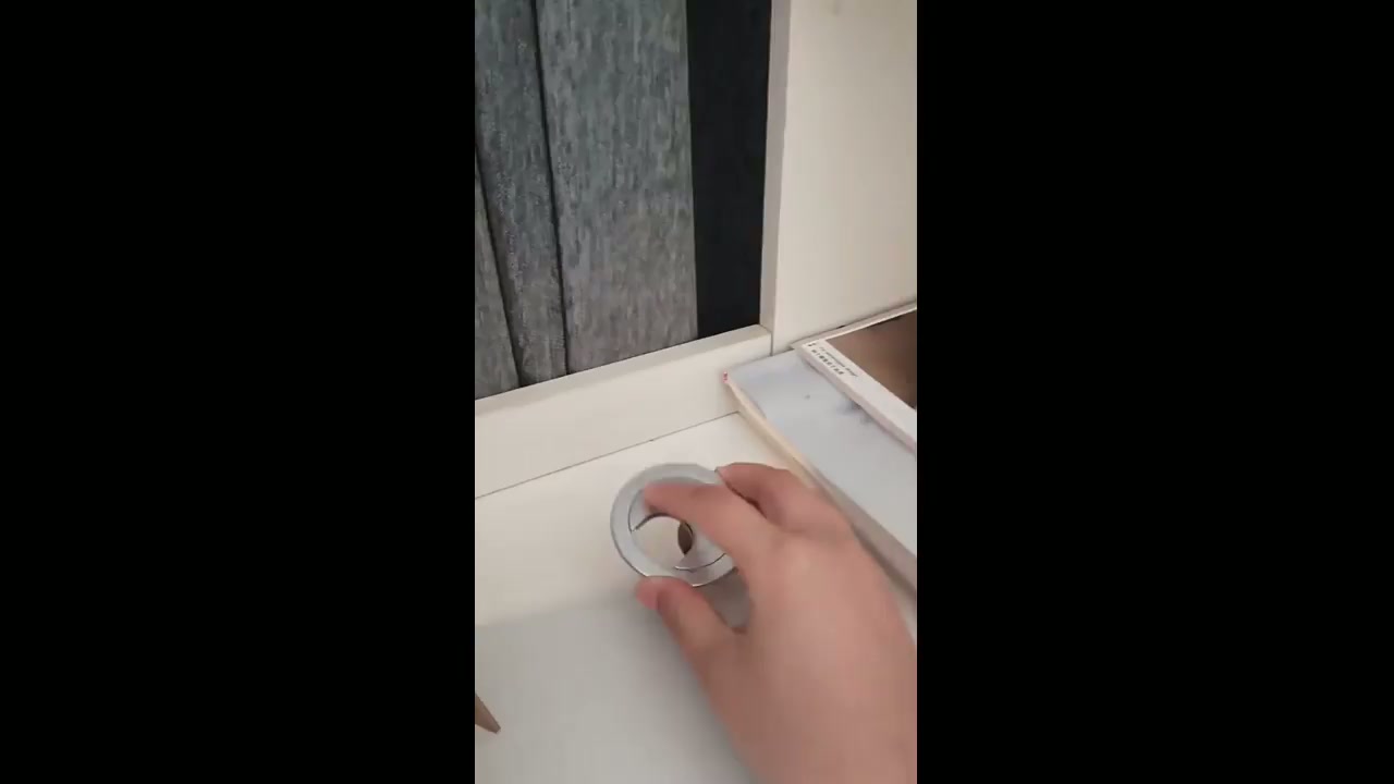 Mischievous cat pops up cable cover in Henan, China