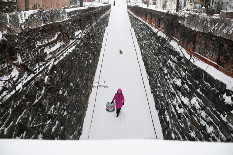 Washington’s snowy morning turns to sleet and freezing rain
