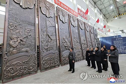 Chủ tịch Kim Jong Un chỉ đạo tạc tượng lính Triều Tiên hy sinh ở Ukraine