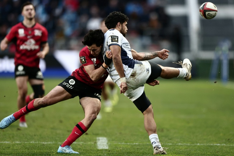 Toulon cling on to edge Montpellier, Clermont climb to 5th