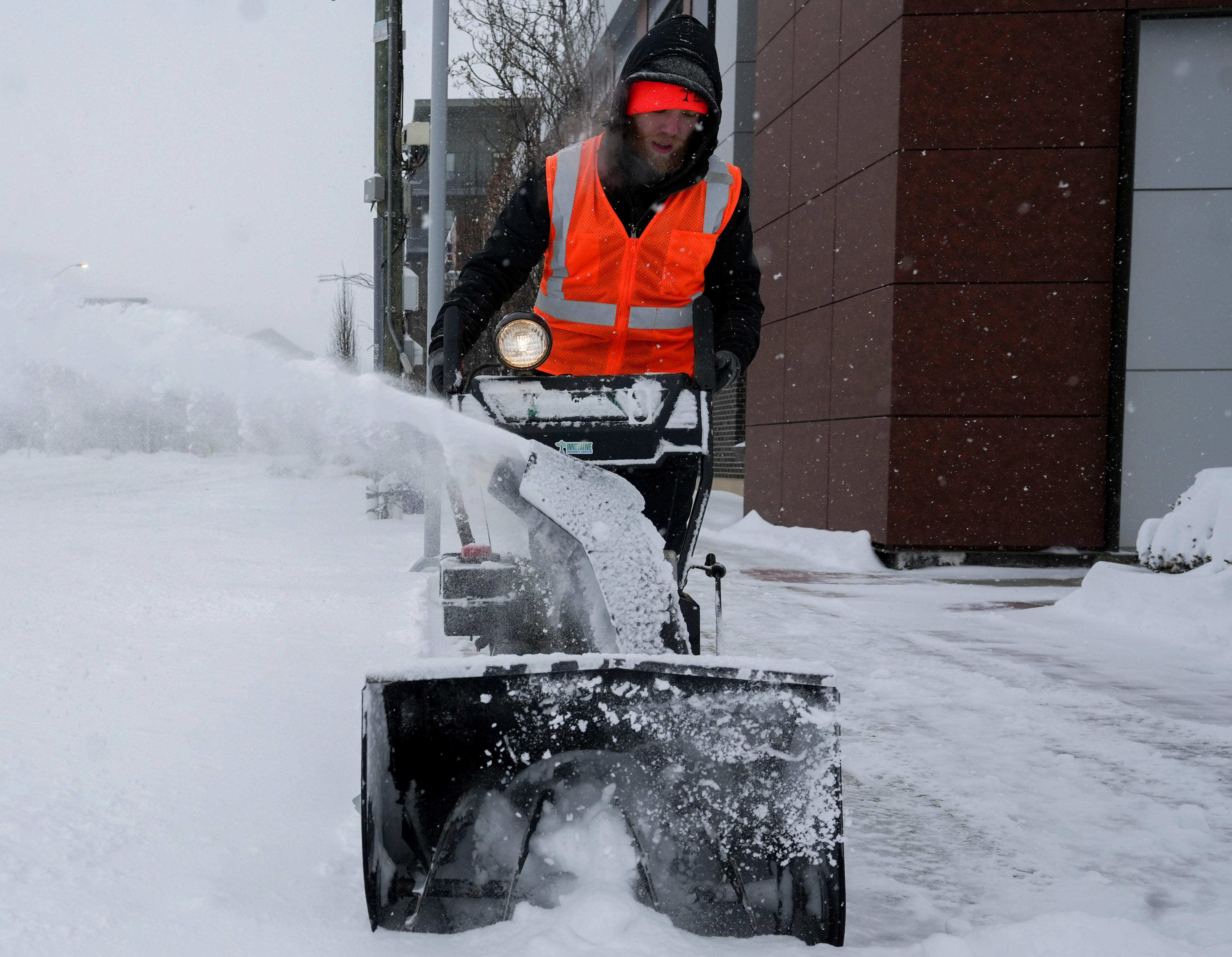How do Indiana schools decide if they're closing for a snow day?