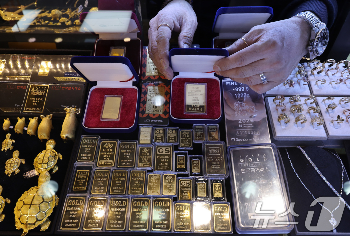 금보다 은이 더 '반짝' 1년간 금 80% 급등, 은은 237% 폭등(상보)