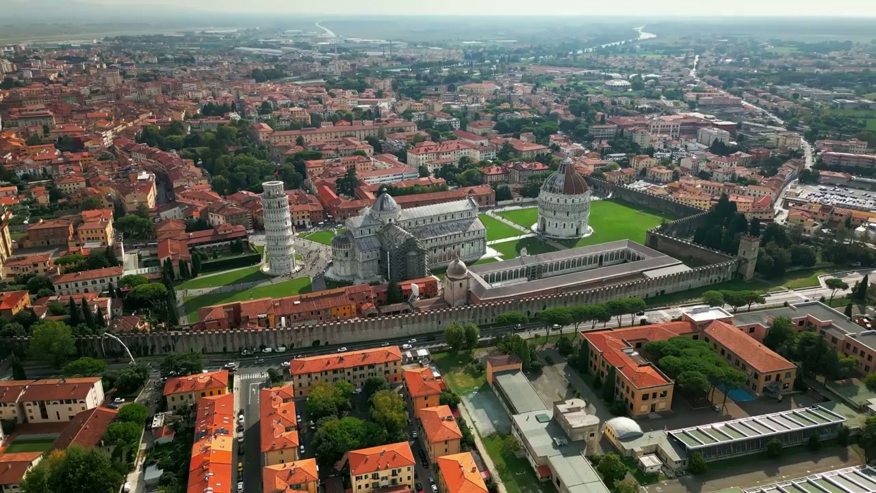 La tour penchée de Pise, Italie : un voyage majestueux filmé par drone