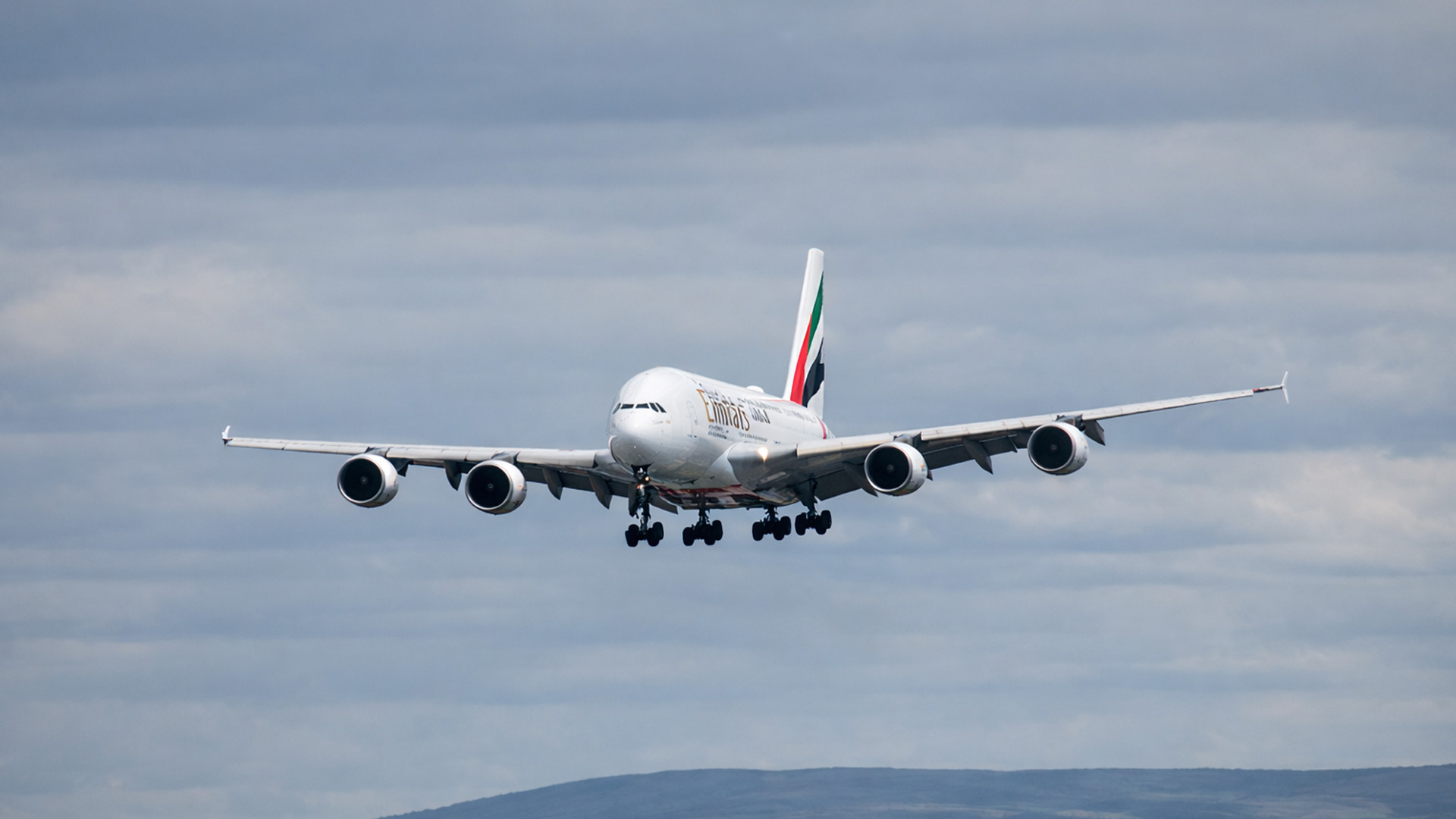Large passenger plane struggles to land in strong winds