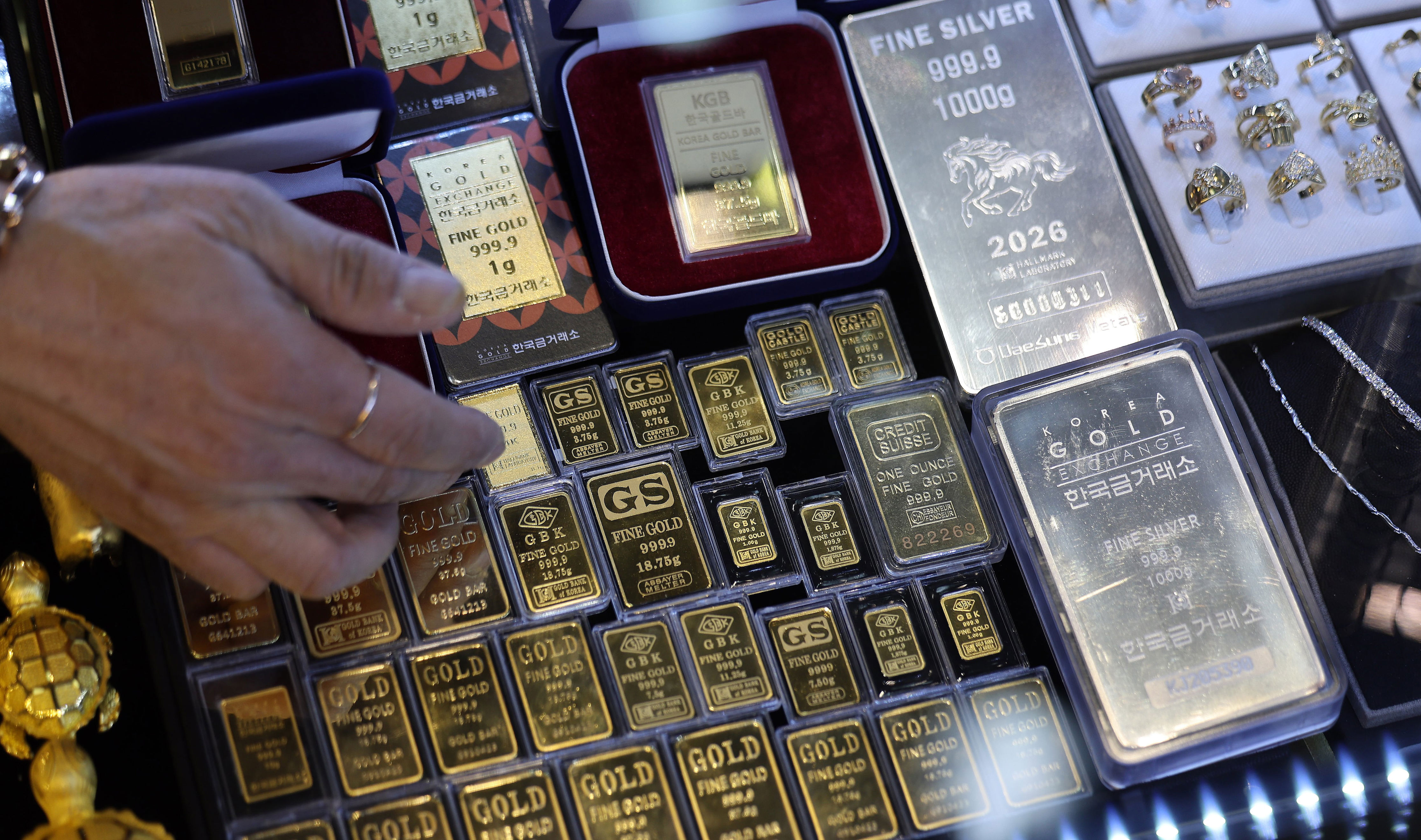 Gold prices surpass $5,000 per ounce for first time