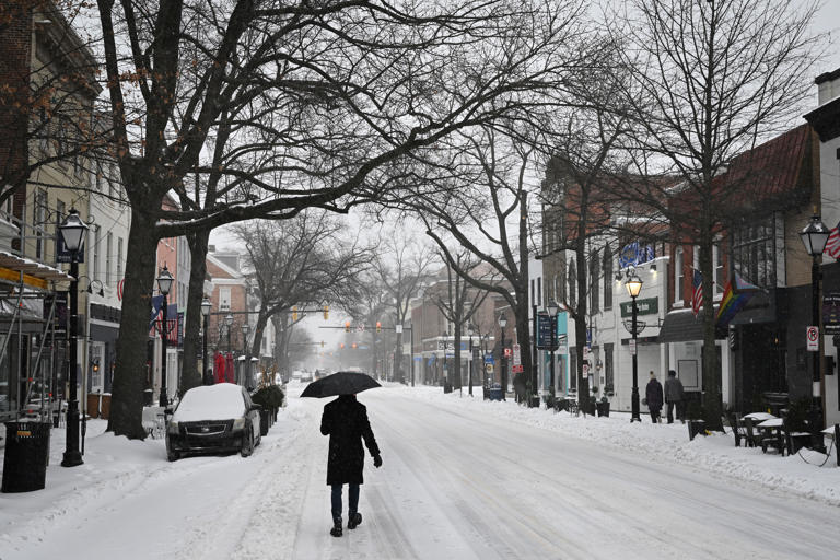 Washington’s snowy morning turns to sleet and freezing rain