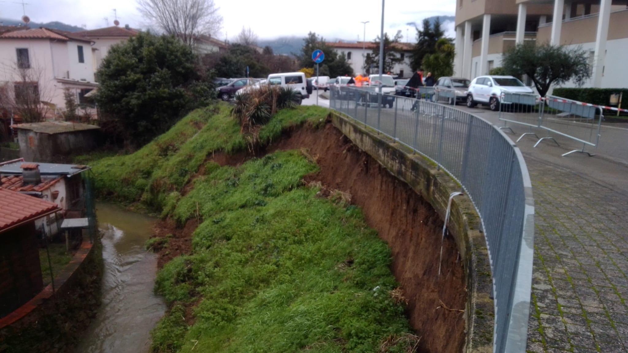 Frana alle Fornaci. A due passi dalle case: "È il secondo crollo ...
