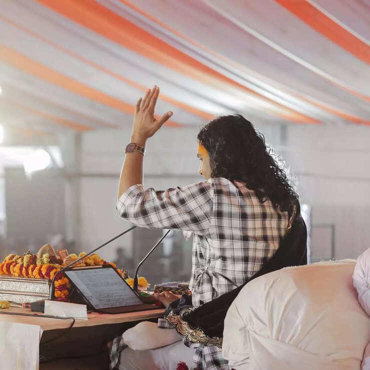 Bitcoin flex goes viral: Youth offers Rs 15000 crore to Aniruddhacharya ...