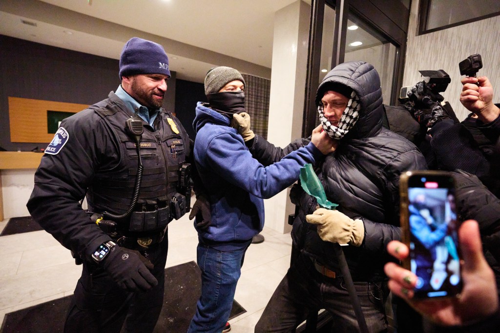 Anti-ICE protesters swarm Minnesota hotel they believe is housing fed ...