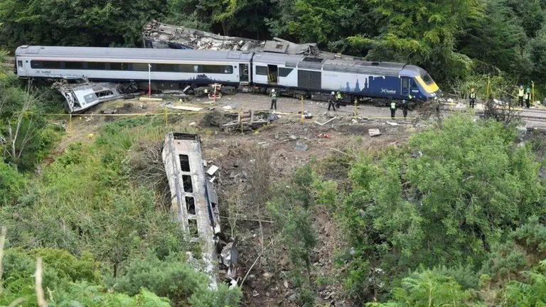 Transfer of safety-related information 'ineffective' - train crash inquiry