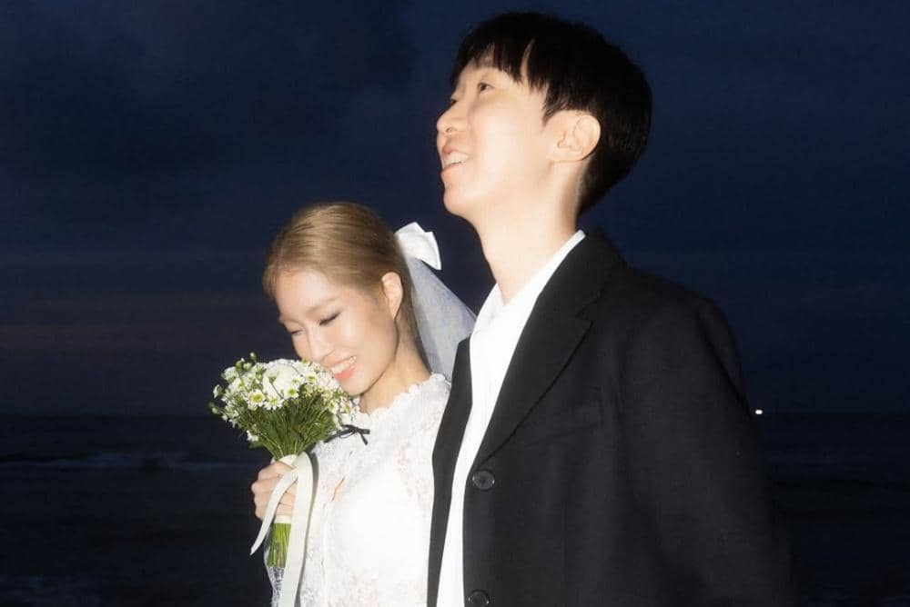 10 tahun pacaran, penyanyi Yunhway dan produser Kang Se Woong menikah!