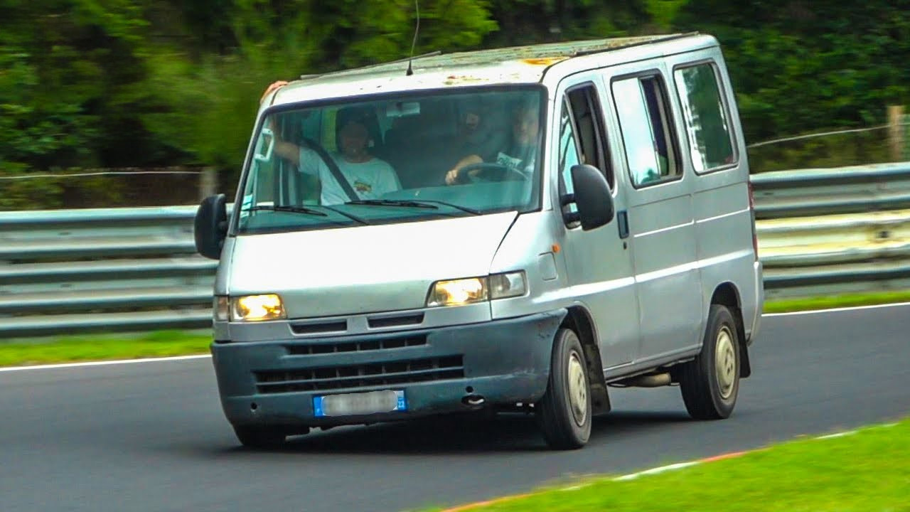 Familienautos auf der Nürburgring-Rennstrecke