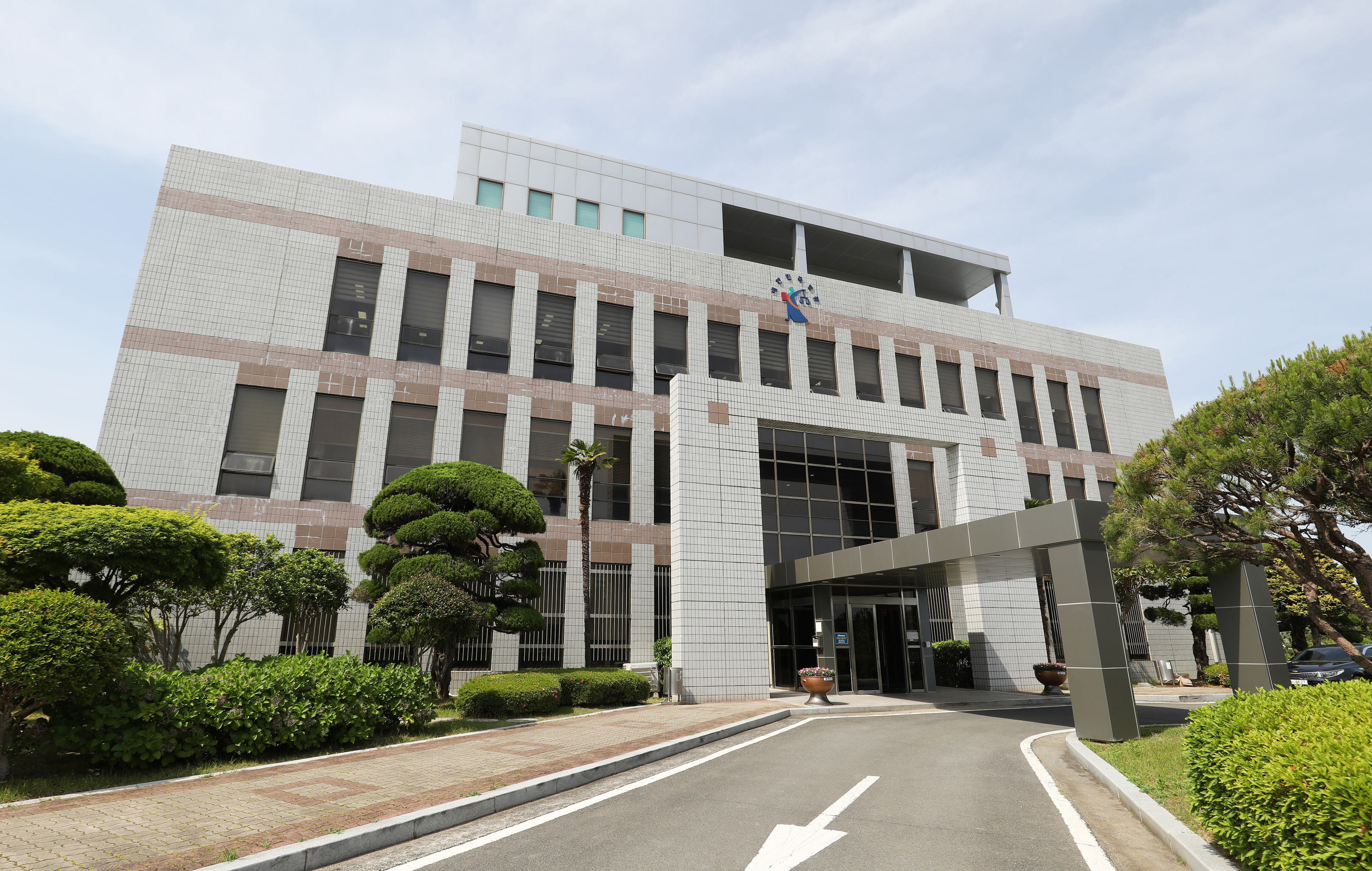 Man sentenced to 3 years for stabbing ex on Geoje-Gadeok Bridge