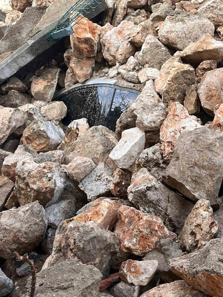 Çöken istinat duvarı iki aracı yuttu