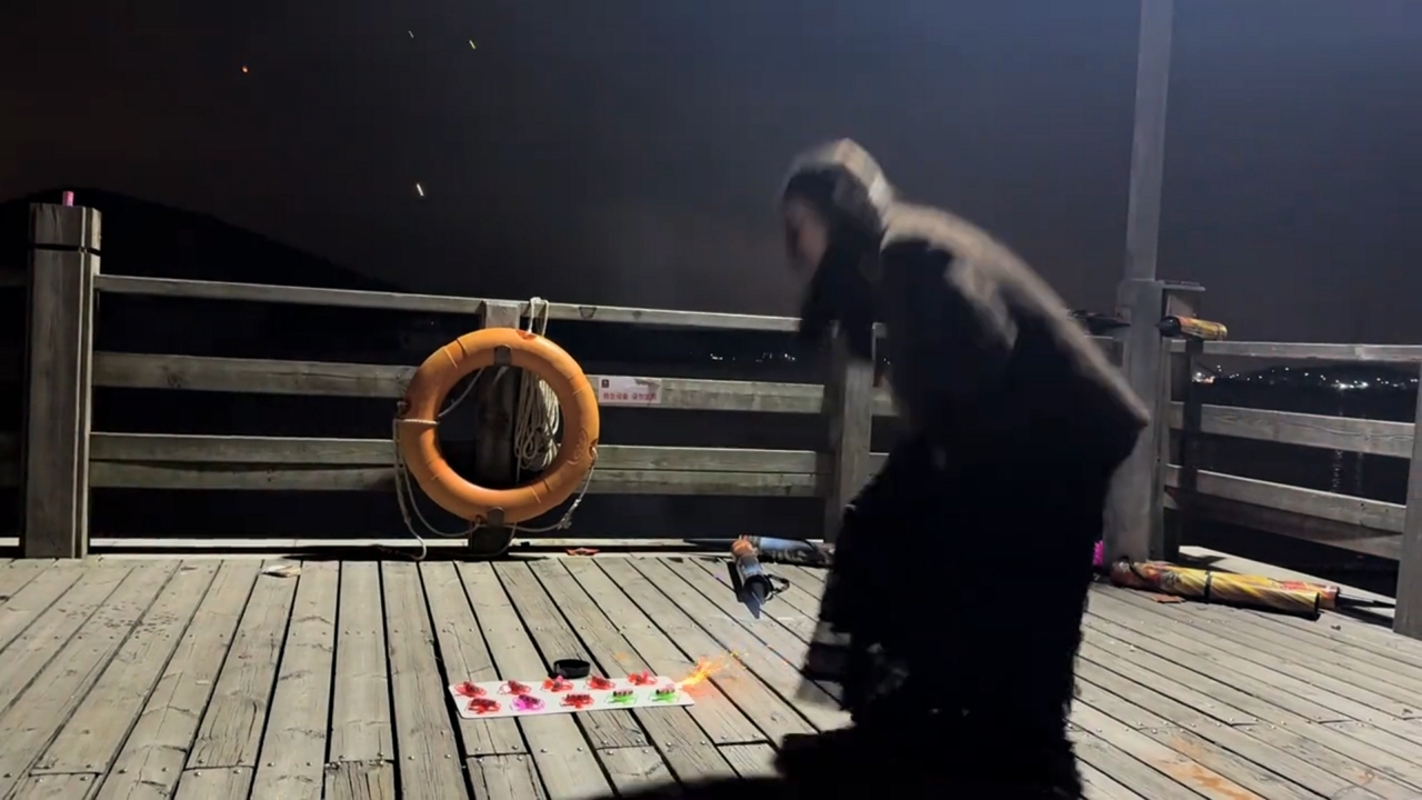 New Year firework unexpectedly ignites near woman in Zhejiang, China