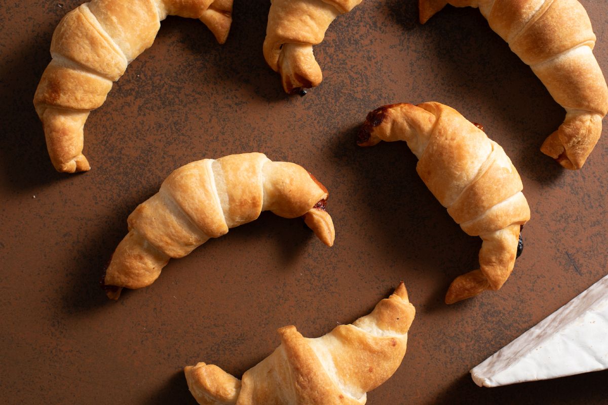 Puff pastry croissants with pears and brie