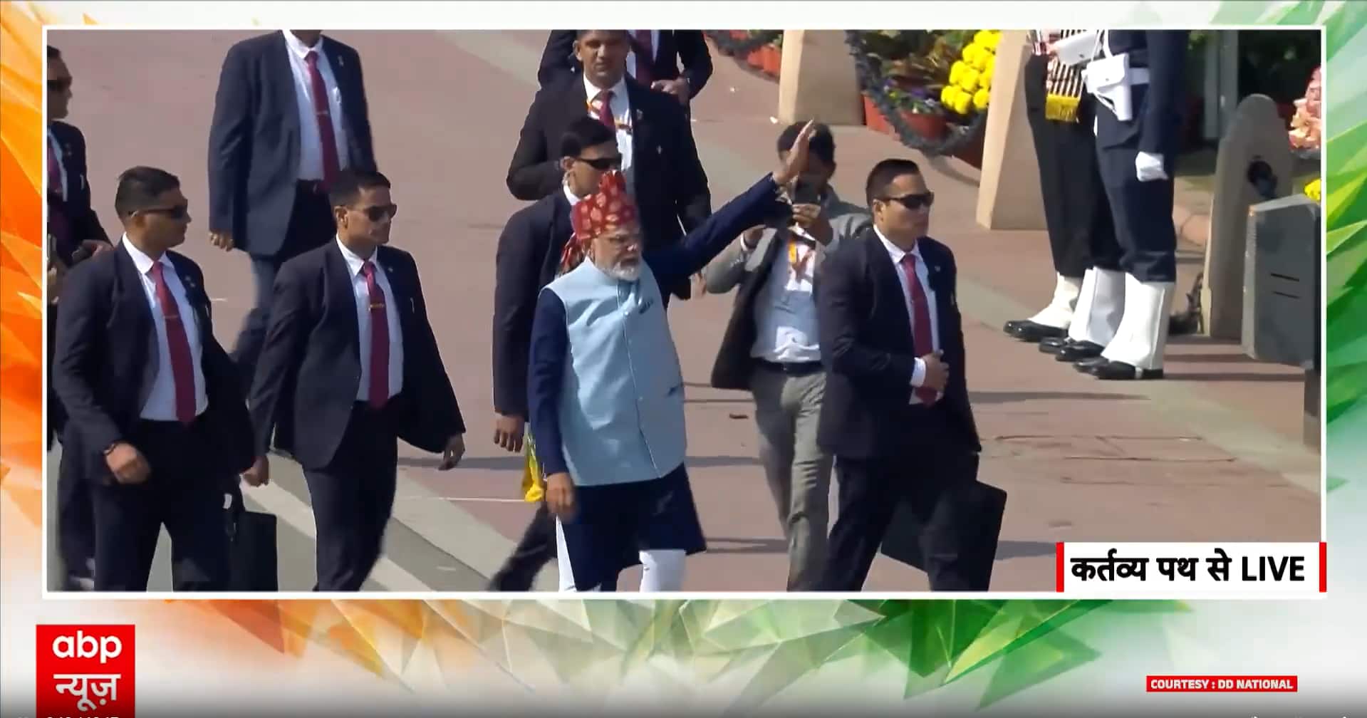 Breaking news: PM Modi leaves convoy, walks among public at Republic ...