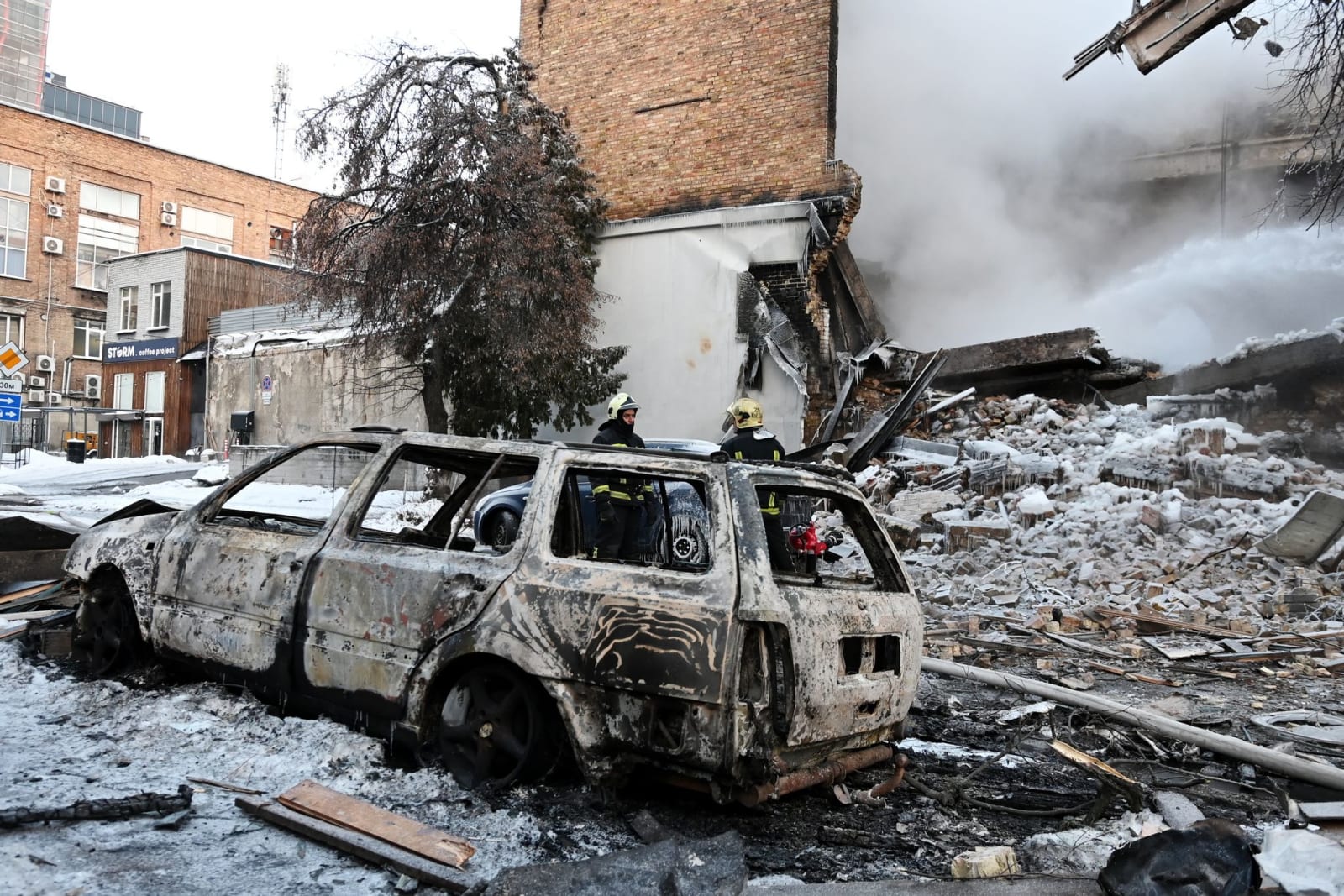 Daily life in subzero Kiev without heat or power amid Russian strikes