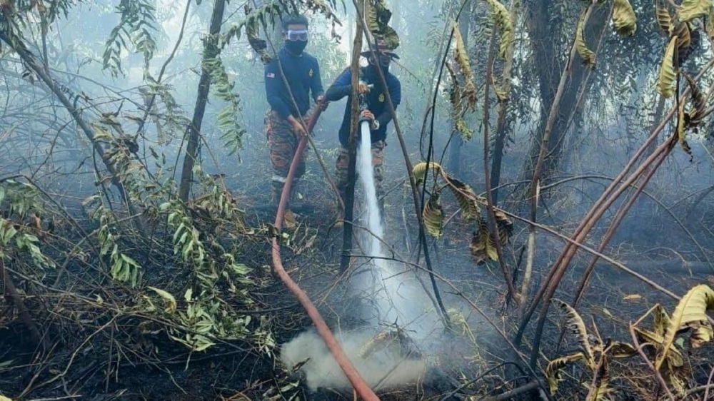 Bomba uses drones as strong winds fan Johor peat fire, sending smoke ...